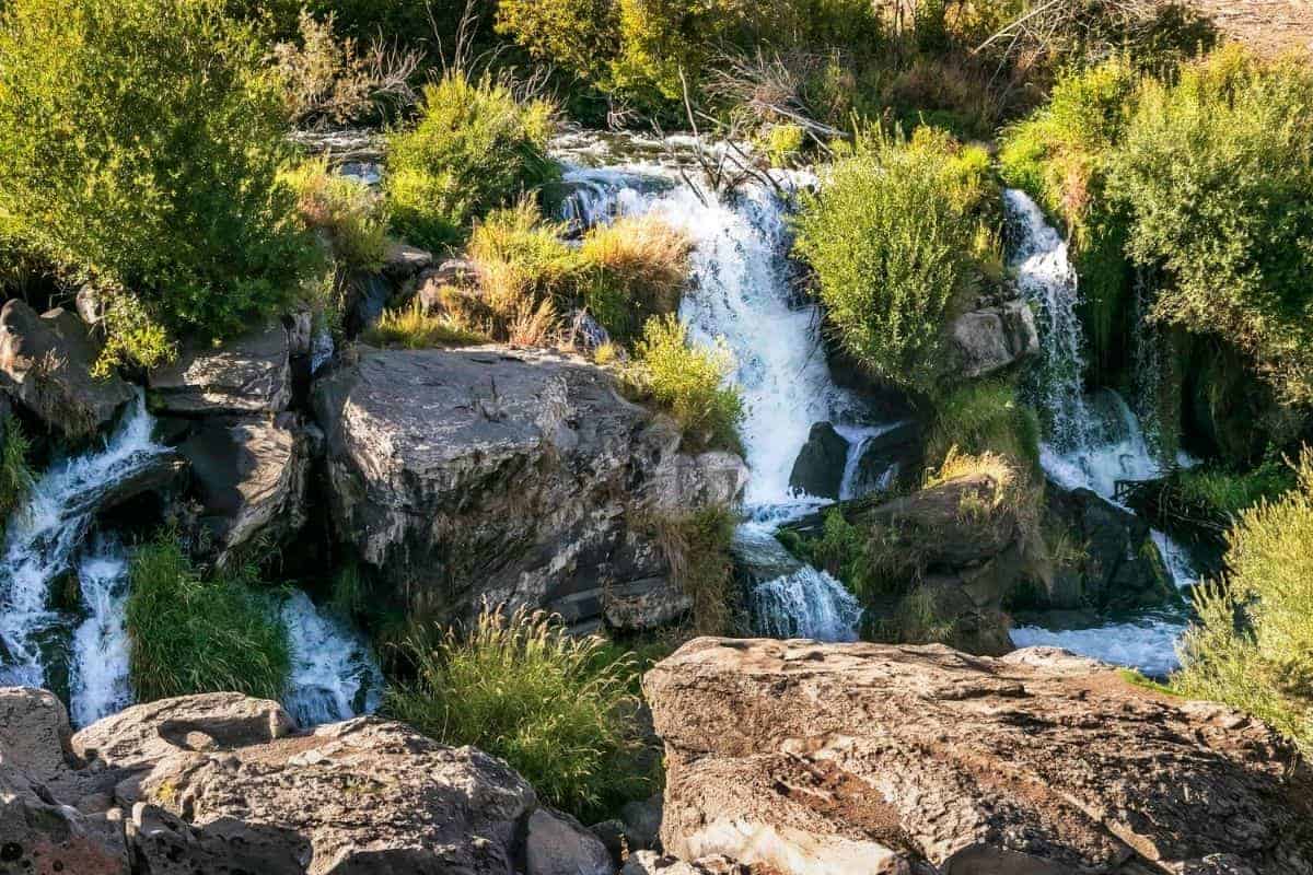 10+ Must-See Waterfalls Near Bend Oregon - Daily Life Travels